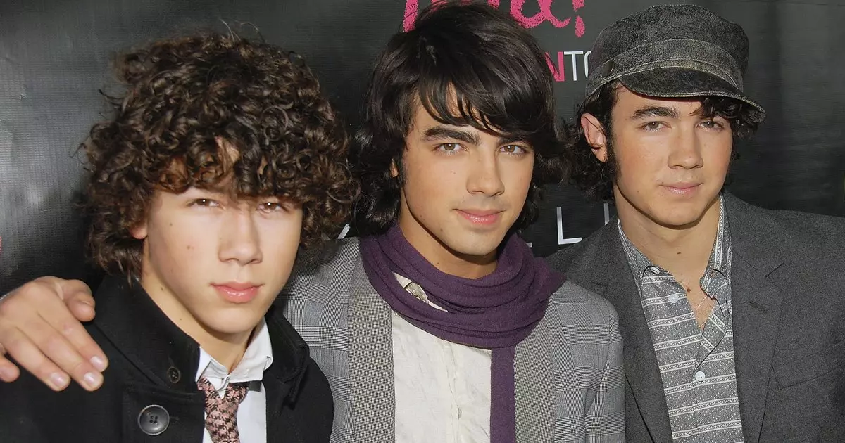 Qaabka Jonas Brothers 'Horumarka Sanadihii Lasoo dhaafay - Eeg Muuqaalkooda Ugu Wanaagsan