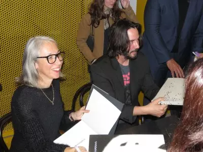 Keanu Reeves và bạn gái hiện tại là Alexandra Grant tại buổi ký tặng sách năm 2017