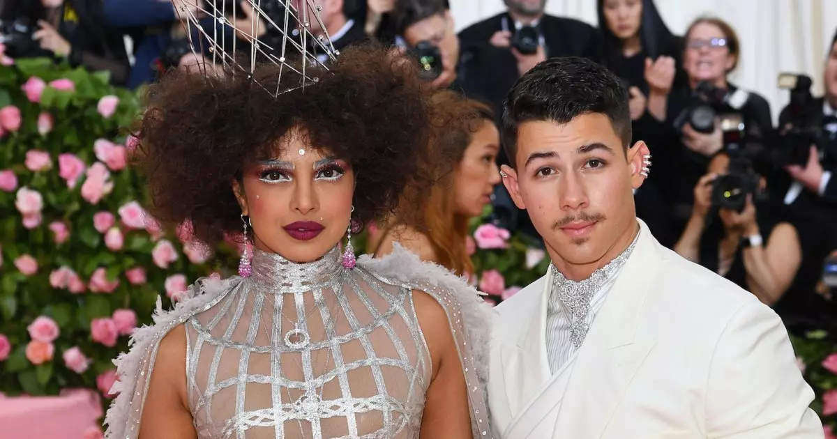 Nick Jonas thiab Priyanka Chopra's 2019 Met Gala Zoo Li Qub