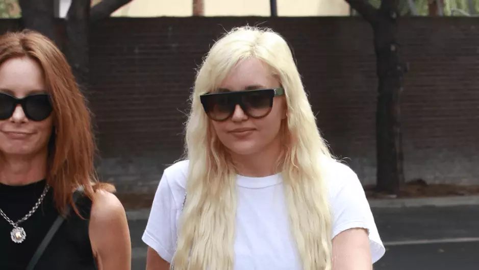 Amanda Bynes, linèt solèy, cheve blond