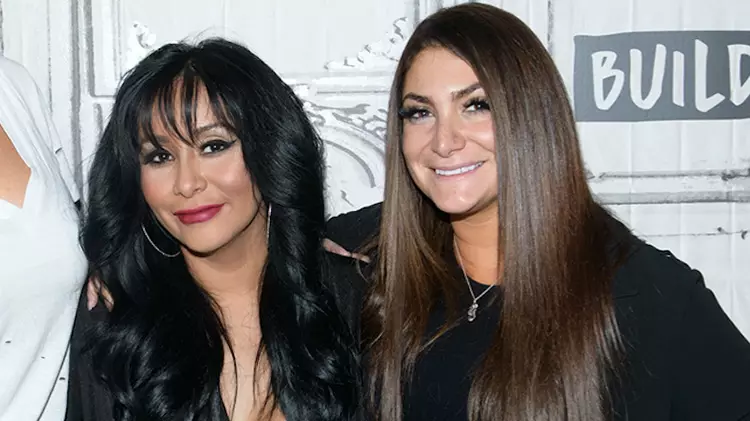 Snooki, Deena, smilende