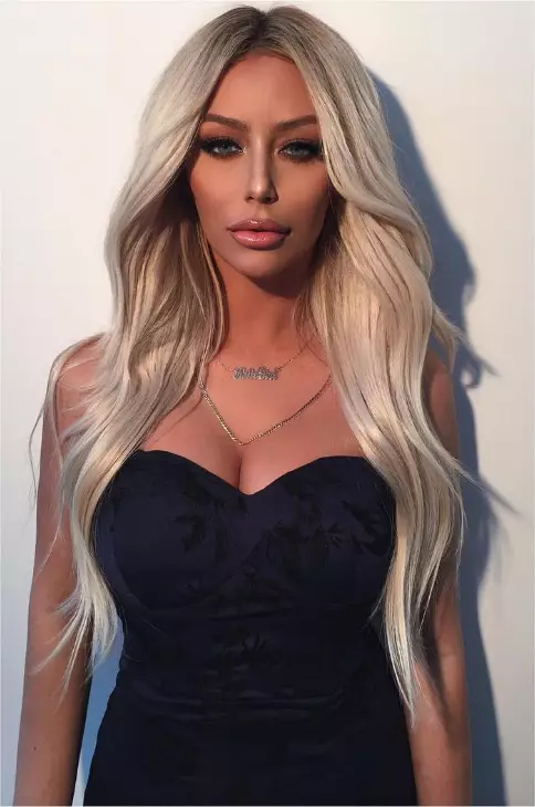 Aubrey Oday कन्टूरिङ मेकअप सेल्फी