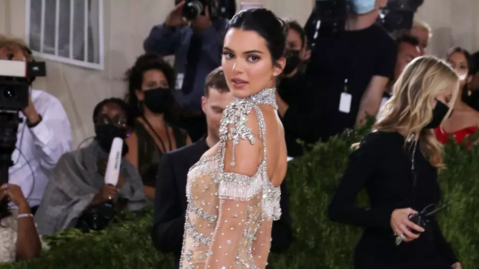 Gipaambit ni Kendall Jenner ang Makagagahum nga Mga Litrato nga Wala’y Bra Taliwala sa Milan Fashion Week: Tan-awa ang Iyang Talagsaon nga Tan-aw