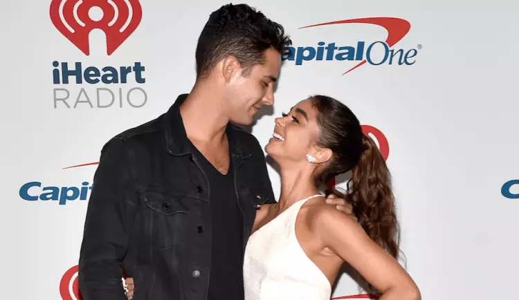 Wells Adams e Sarah Hyland sendo encantadoras na alfombra de iHeart Radio.