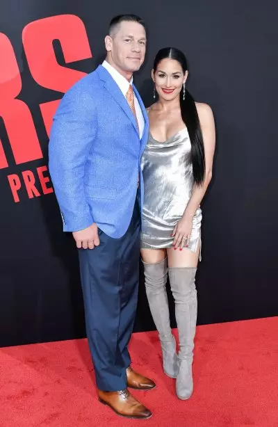 John Cena ndi Nikki Bella akuwonetsa pa carpet yofiyira