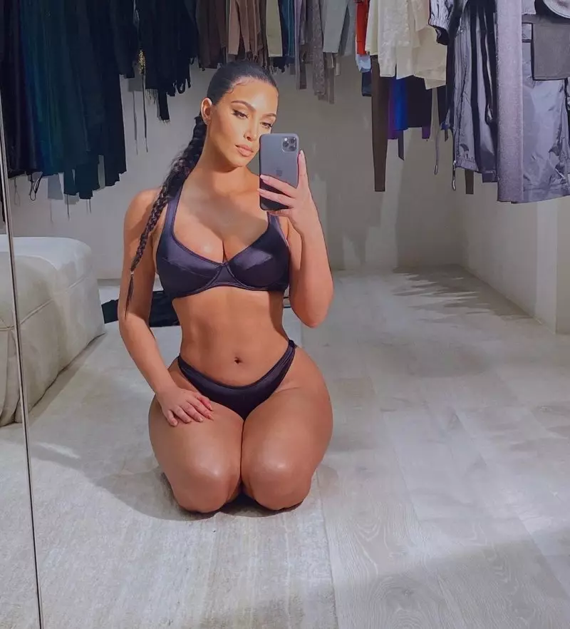 Kim Kardashian poserer i Skims