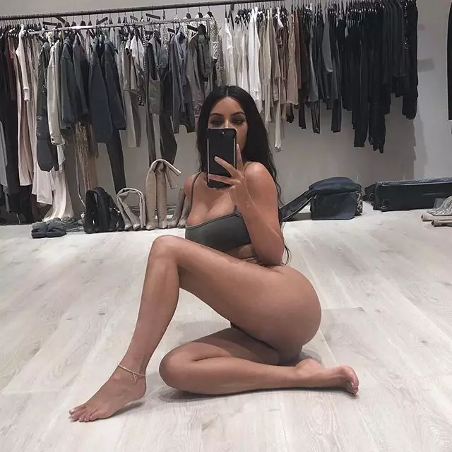 Kim Kardashian Pran Selfie Mirror Soti nan klozèt Floor