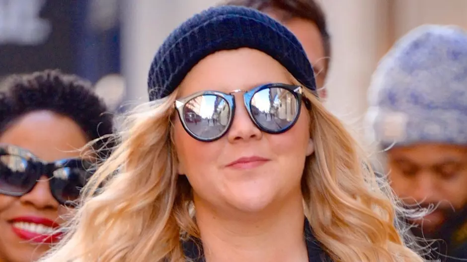 Amy schumer vomits ar an mbealach chun seasamh suas seó