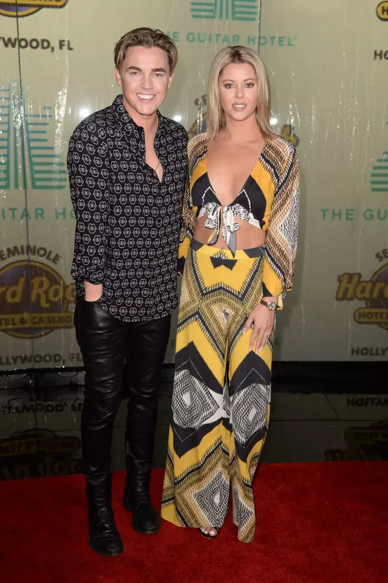 Khloé Kardashian, Scott Disick, Sofia Richie kaj Pli Eliras ĉe Hard Rock Hotel Malfermo en Florido Jesse McCartney kaj Amatino