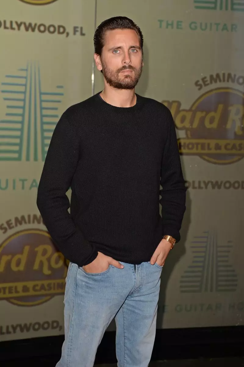 Khloé Kardashian, Scott Disick e Sofia Richie Sizzle in Florida Hard Rock inaugurano Scott Disick camicia nera e jeans