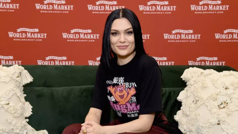 Jessie J sëtzt, huet e schwaarzen Hiem un