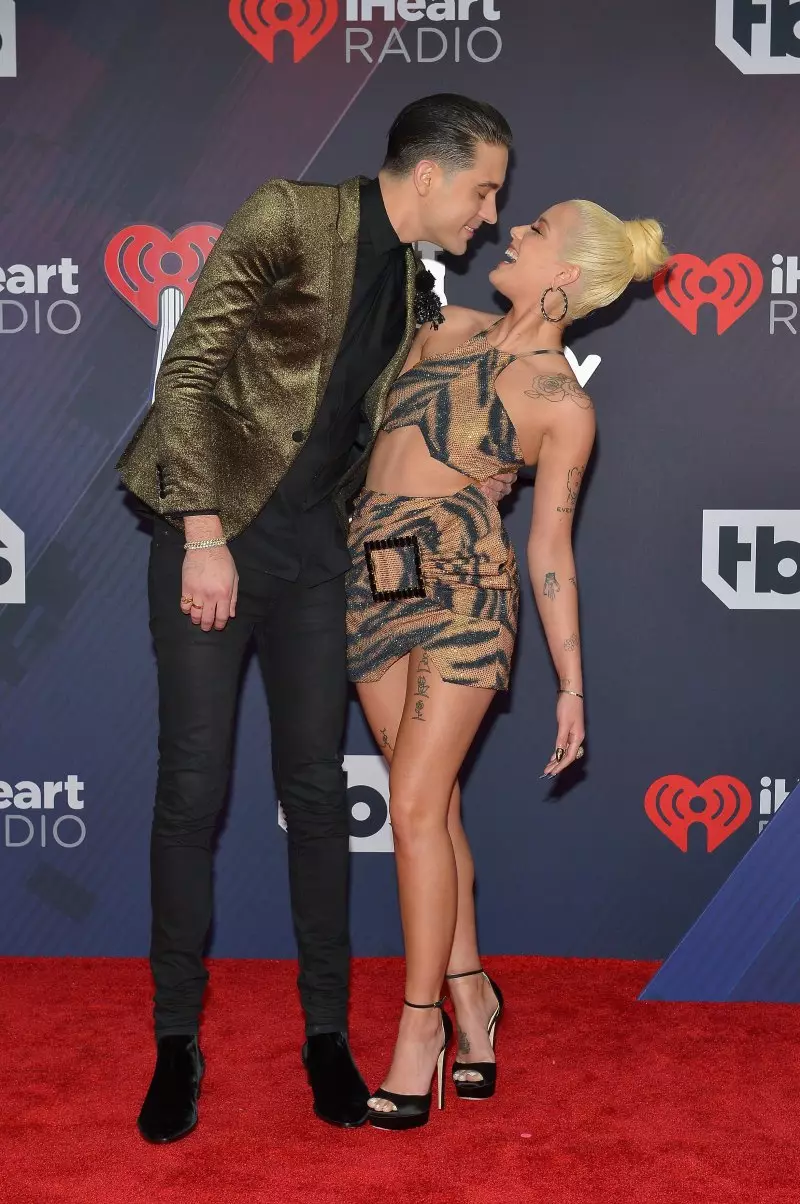 G-Eazy e Halsey mostran un PDA nunha alfombra vermella.