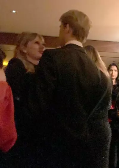 Taylor Swift na enyi nwoke ogologo oge Joe Alwyn na-akpachi anya na nnọkọ CAA na Sunset Tower na Los Angeles na-esote Golden Globes na abalị Sọnde.