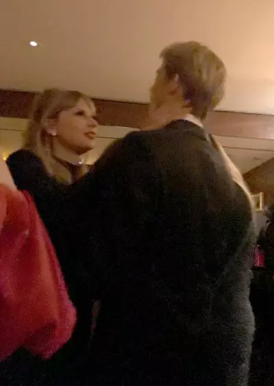 Taylor Swift na enyi nwoke ogologo oge Joe Alwyn na-akpachi anya na nnọkọ CAA na Sunset Tower na Los Angeles na-esote Golden Globes na abalị Sọnde.