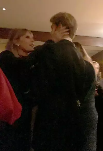 Taylor Swift fai intimidade co mozo de longa duración Joe Alwyn na festa da CAA na Sunset Tower de Los Ángeles despois dos Globos de Ouro o domingo á noite.