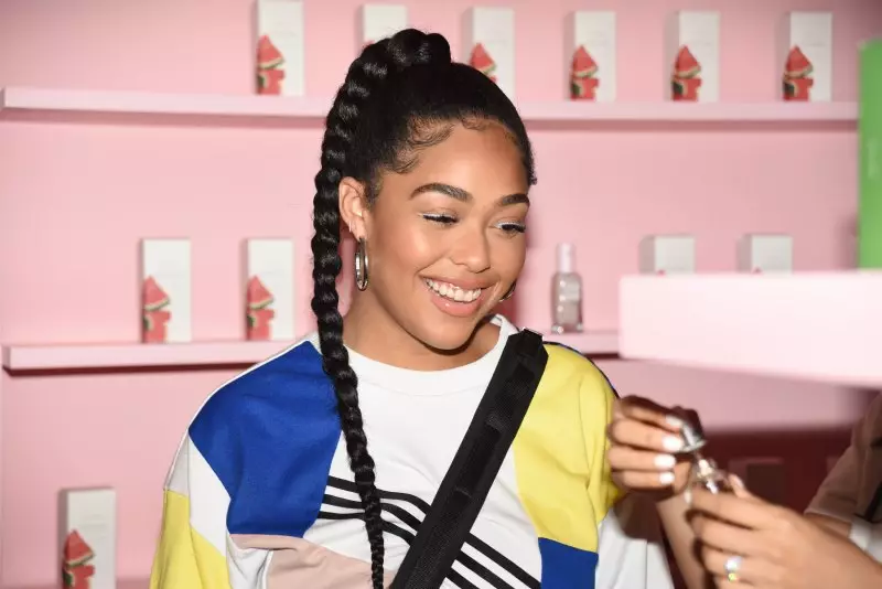 Jordyn Woods kitka z visokim čopom