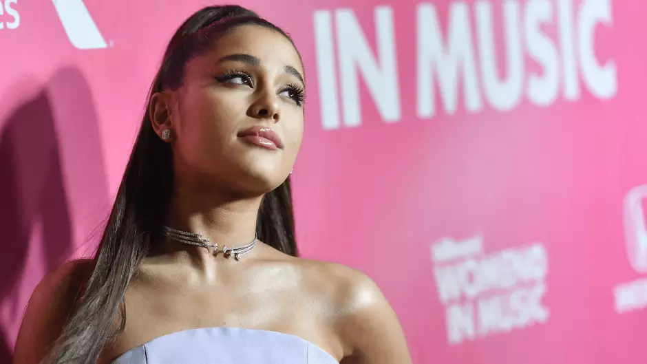 Ariana Grande, vestido morado, posando