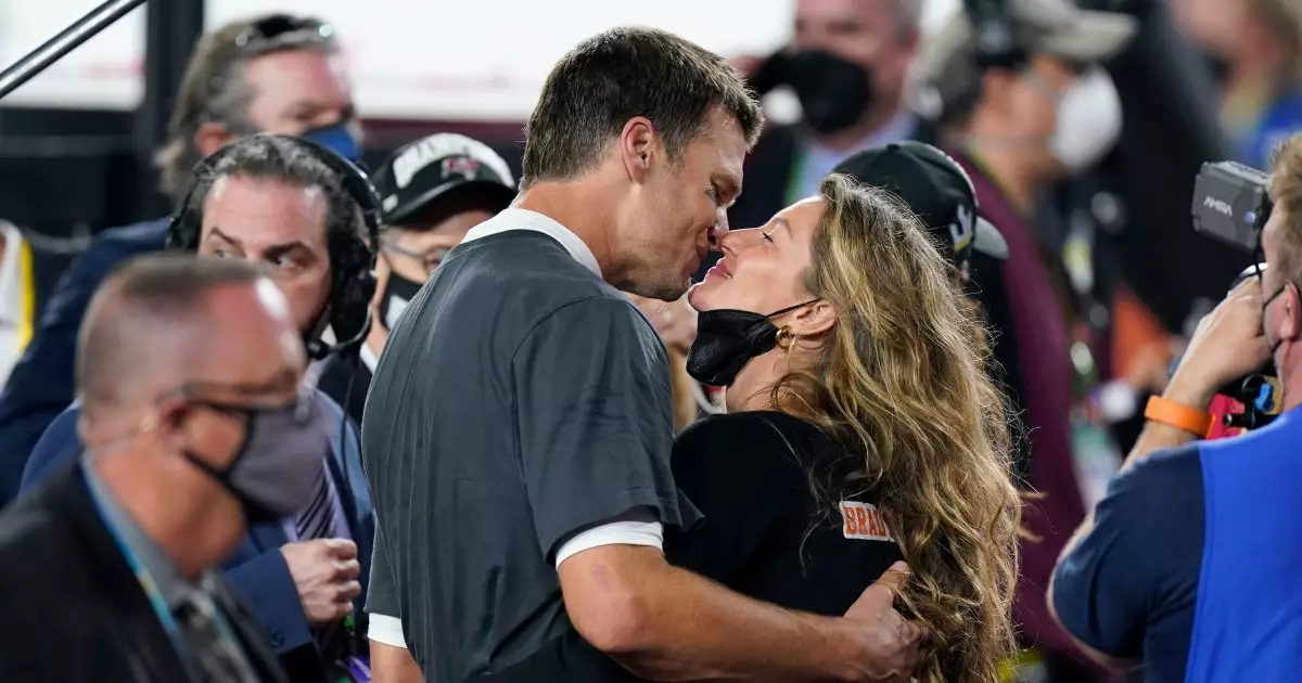 Tom Brady, Gisele Bundchen Awọn fọto ifẹnukonu ni Super Bowl LV