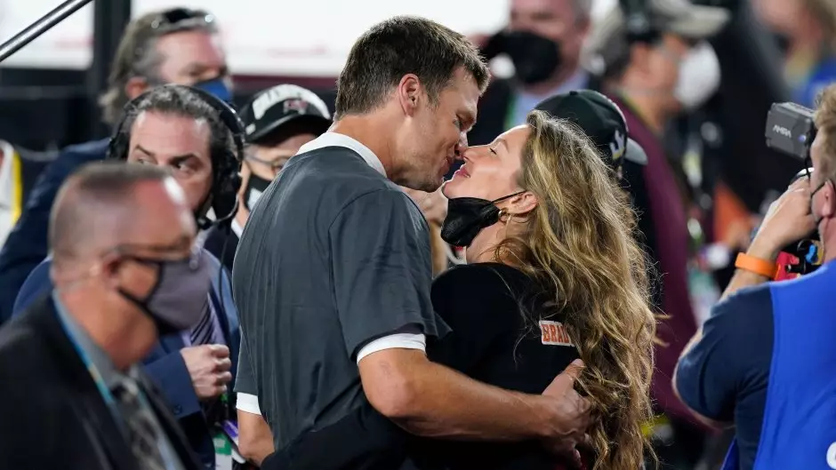 Tom Brady i Gisele Bundchen fent un petó a les fotos després del Super Bowl LV