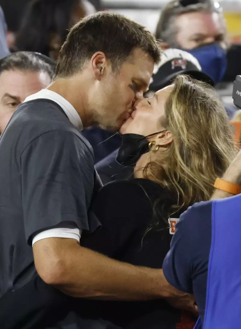 Tom Brady ndi Gisele Bundchen Kupsompsona Zithunzi Pambuyo pa Super Bowl LV 6