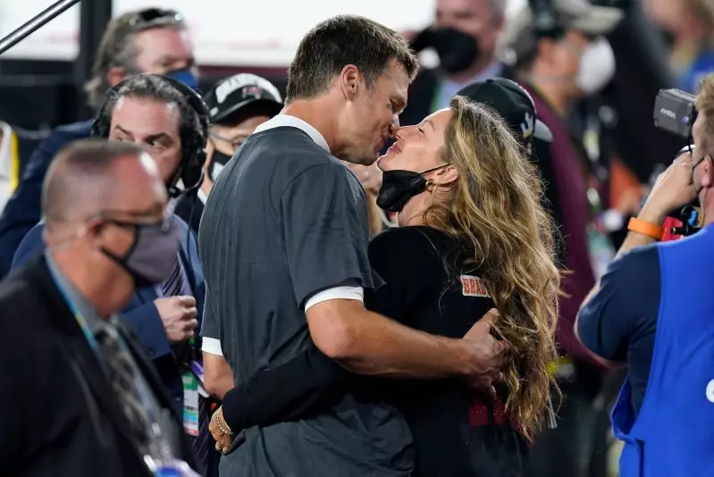 Tom Brady e Gisele Bündchen se beijando após o Super Bowl LV 4