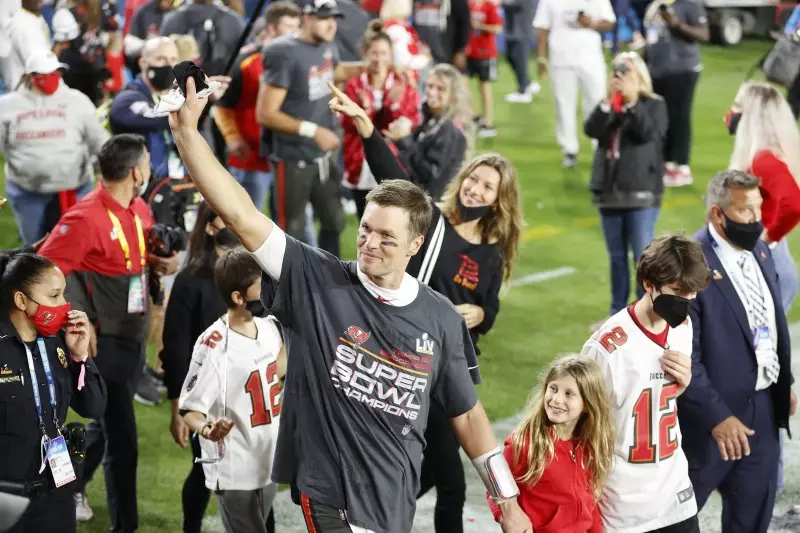 Tom Brady e Gisele Bündchen se beijando após o Super Bowl LV 3