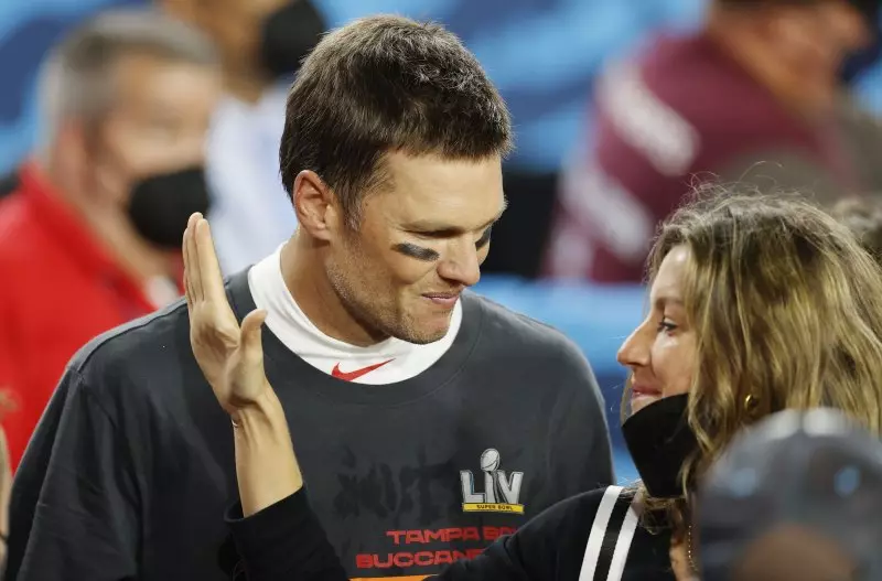 Φωτογραφίες του Tom Brady και της Gisele Bundchen που φιλιούνται μετά το Super Bowl LV 2