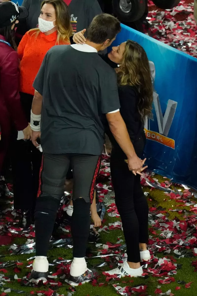 Tom Brady e Gisele Bündchen se beijando após o Super Bowl LV 1