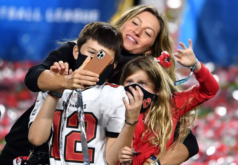 Tom Brady og Gisele Bundchen kyssa myndir eftir Super Bowl LV 7