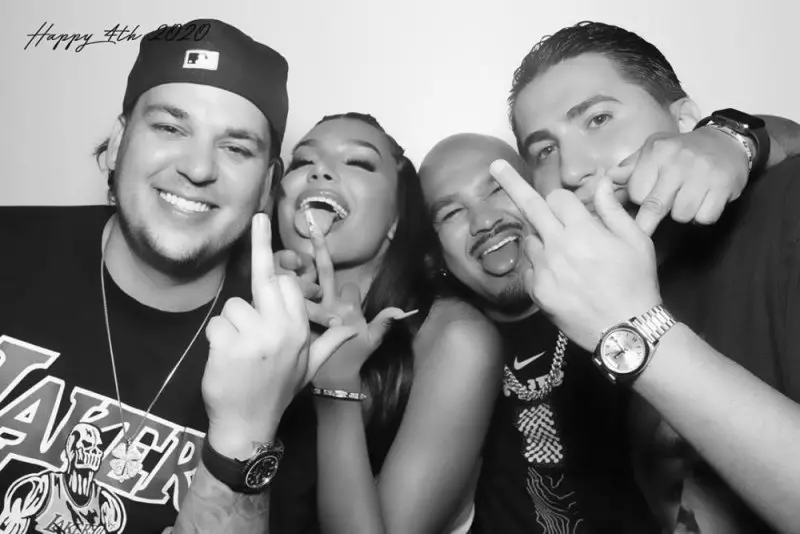 Rob-Kardashian-Smiles-With-friends-with-July-4th-on-juli