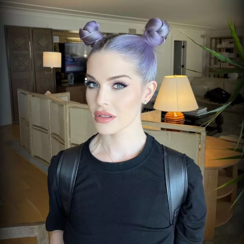 Kelly Osbourne sjocht slanker dan ea yn prachtige nije foto: 'Sun's Out Buns Out'