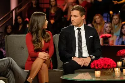 Bachelor Hannah Ann Sluss istuu Red Bodycon -mekossa ja katselee ex Peter Weberia mustassa puvussa