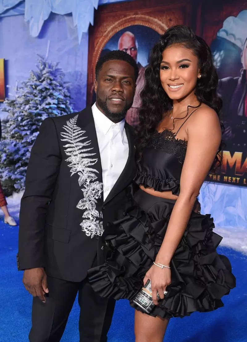 Kevin Hart viste un traxe negro deslumbrado coa esposa Eniko Hart cun vestido negro con volantes de dúas pezas