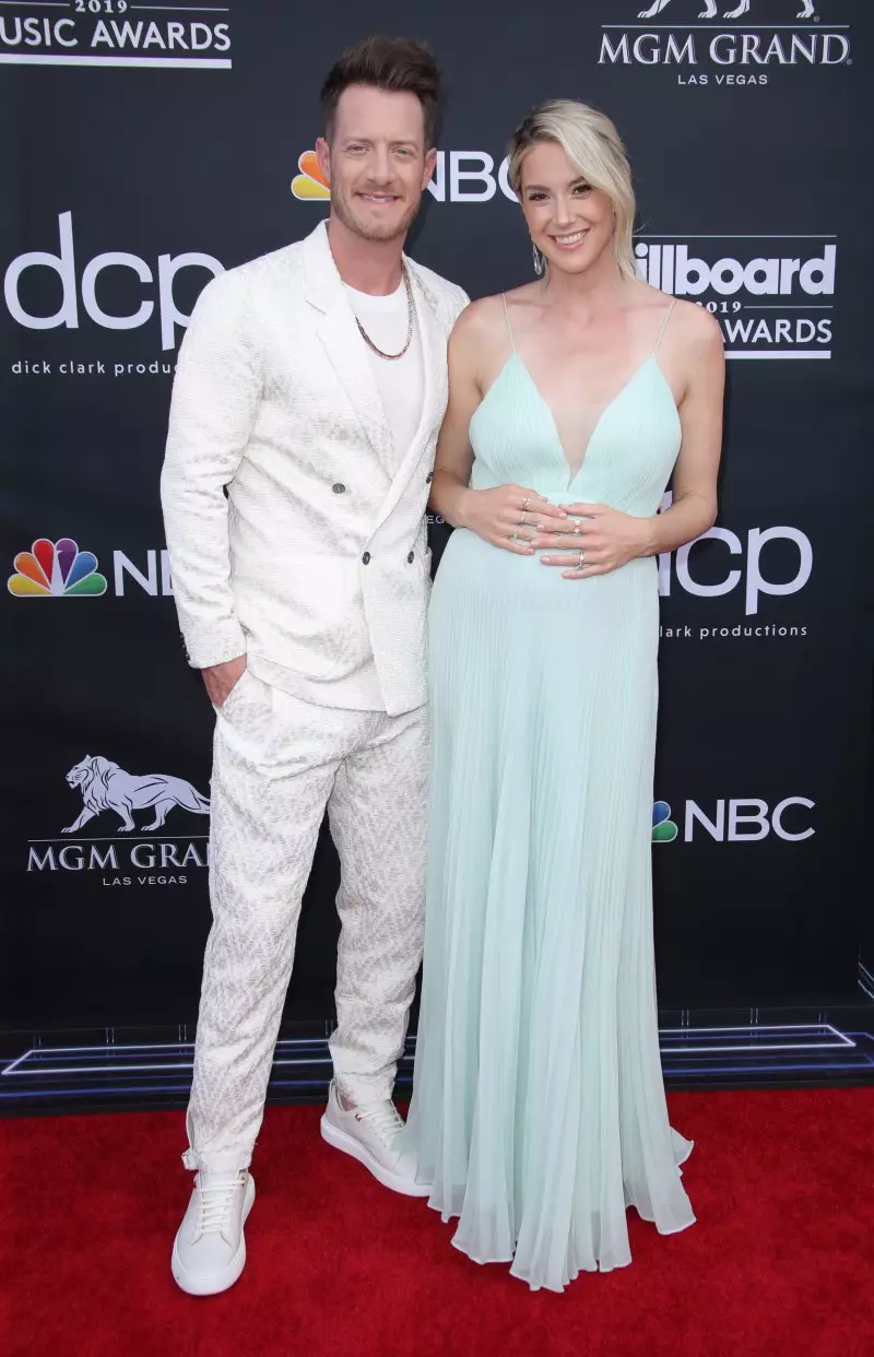 Tyler Hubbard e Hayley embarazadas de bebé na alfombra vermella