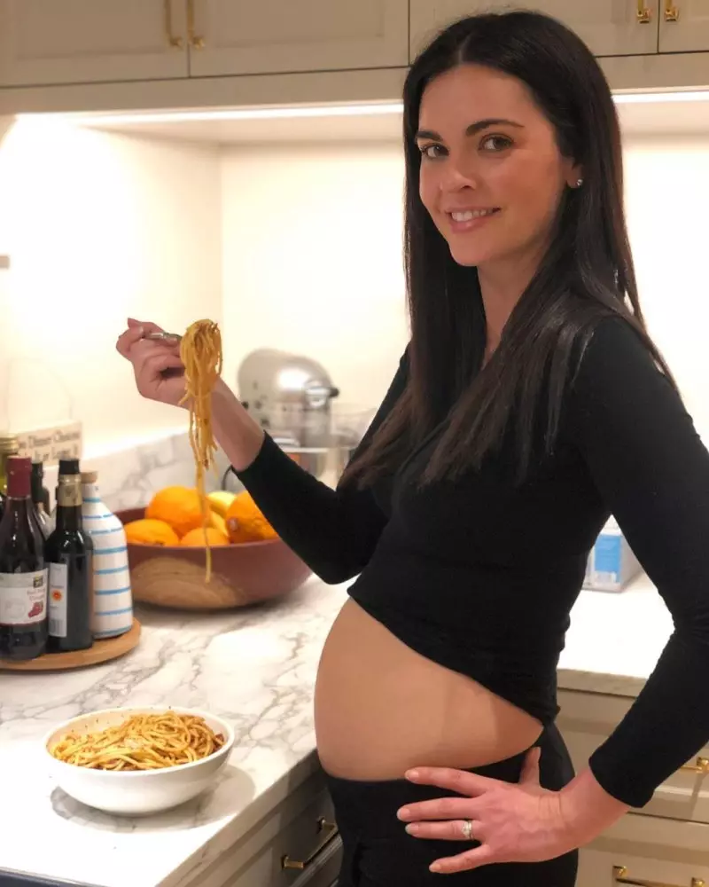 A estrela da Food Network Katie Lee mostra a Baby Bump e anuncia o embarazo