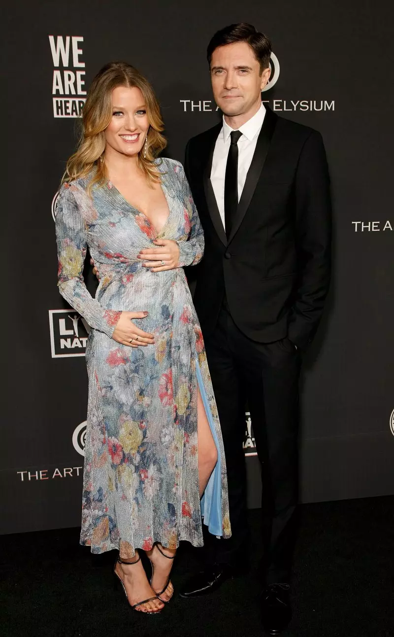 a esposa de topher grace, ashley hinshaw, embarazada do bebé non. 2