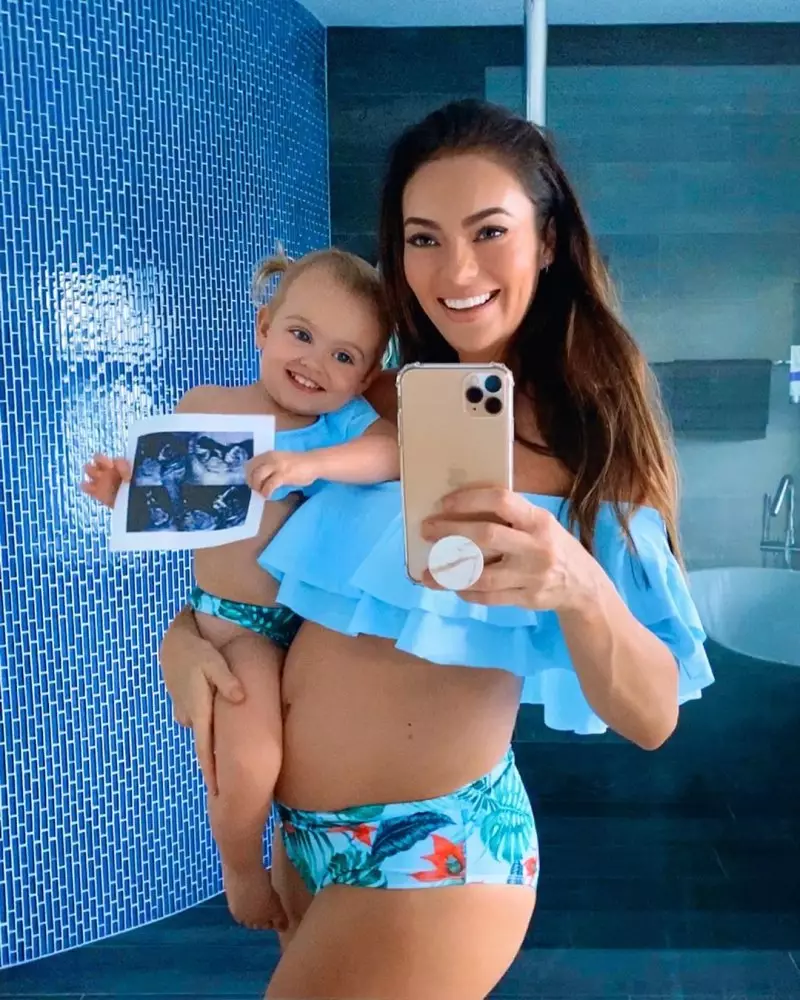 A influencer fitness Emily Skye anuncia o embarazo número 2 do bebé