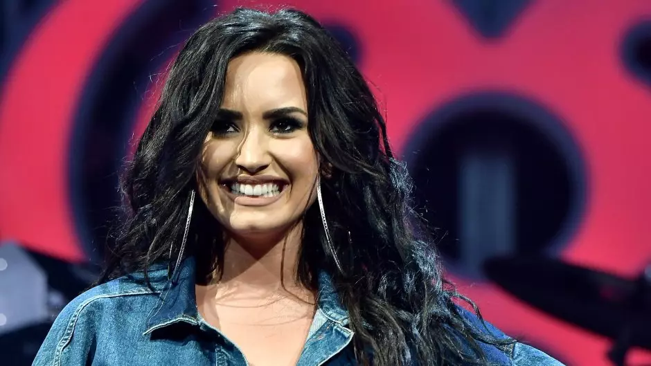 Demi Lovato, lächelnd