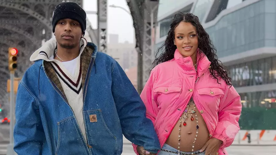 Grūtnieces Rihannas Baby Bump albums priekšā 1. bērna fotoattēliem