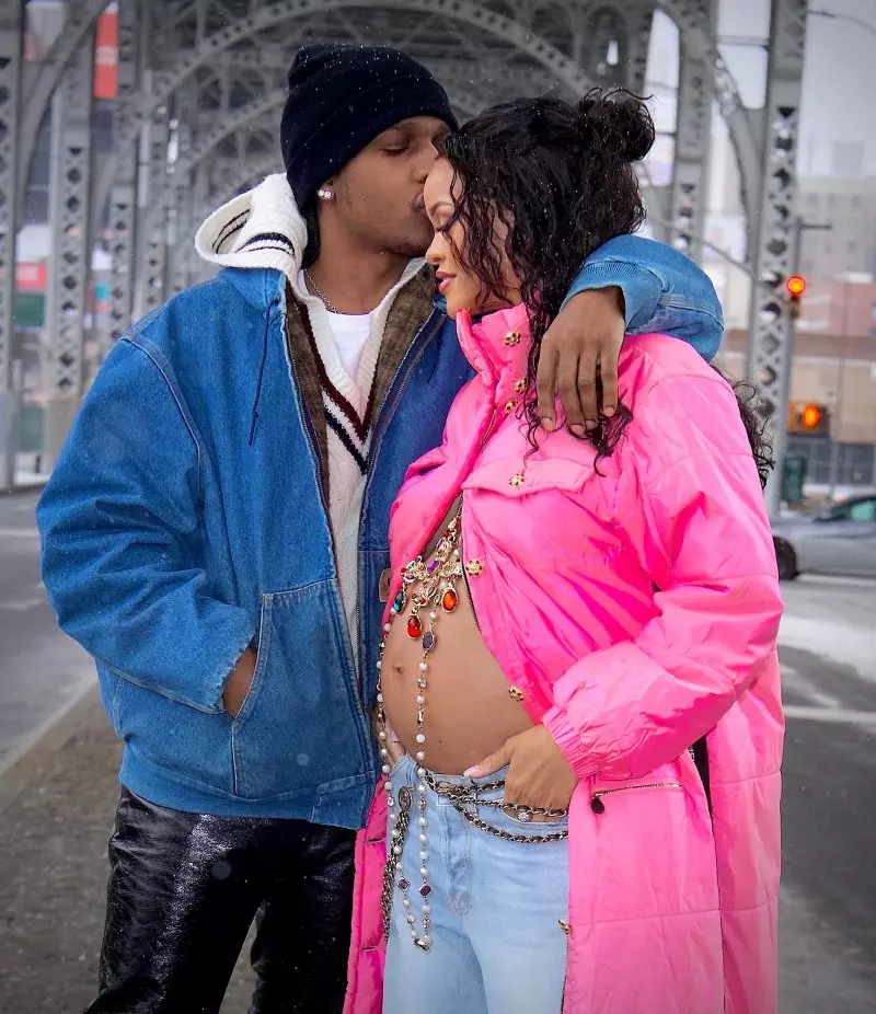 Rihanna Baby Bump Album n'ihu Foto nwata nke mbụ