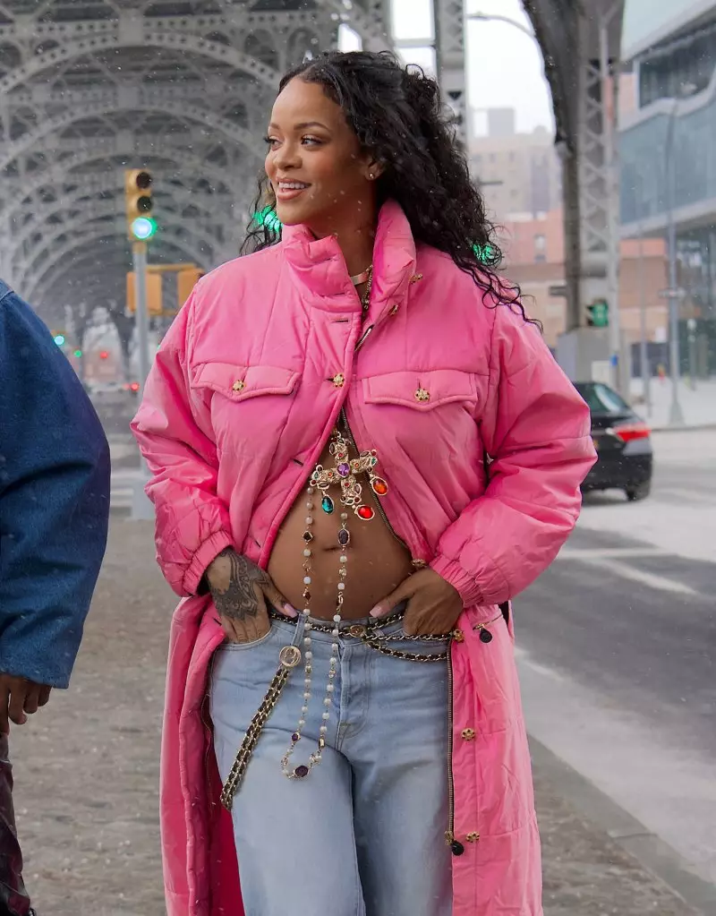 Grūtnieces Rihannas Baby Bump albums priekšā 1. bērna fotoattēliem