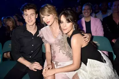 penghargaan papan reklame shawn mendes taylor swift camila cabello