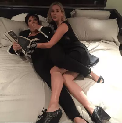 Kris Jenner e Jennifer Lawrence sdraiate a letto