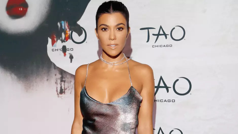 Kourtney kardashian anapiga makofi nyuma instagram