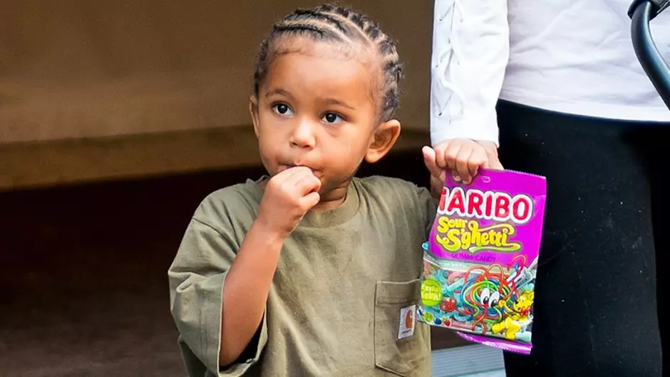 Mab Kim Kardashian, Saint West, yn bwyta candy wrth gerdded yn NYC.