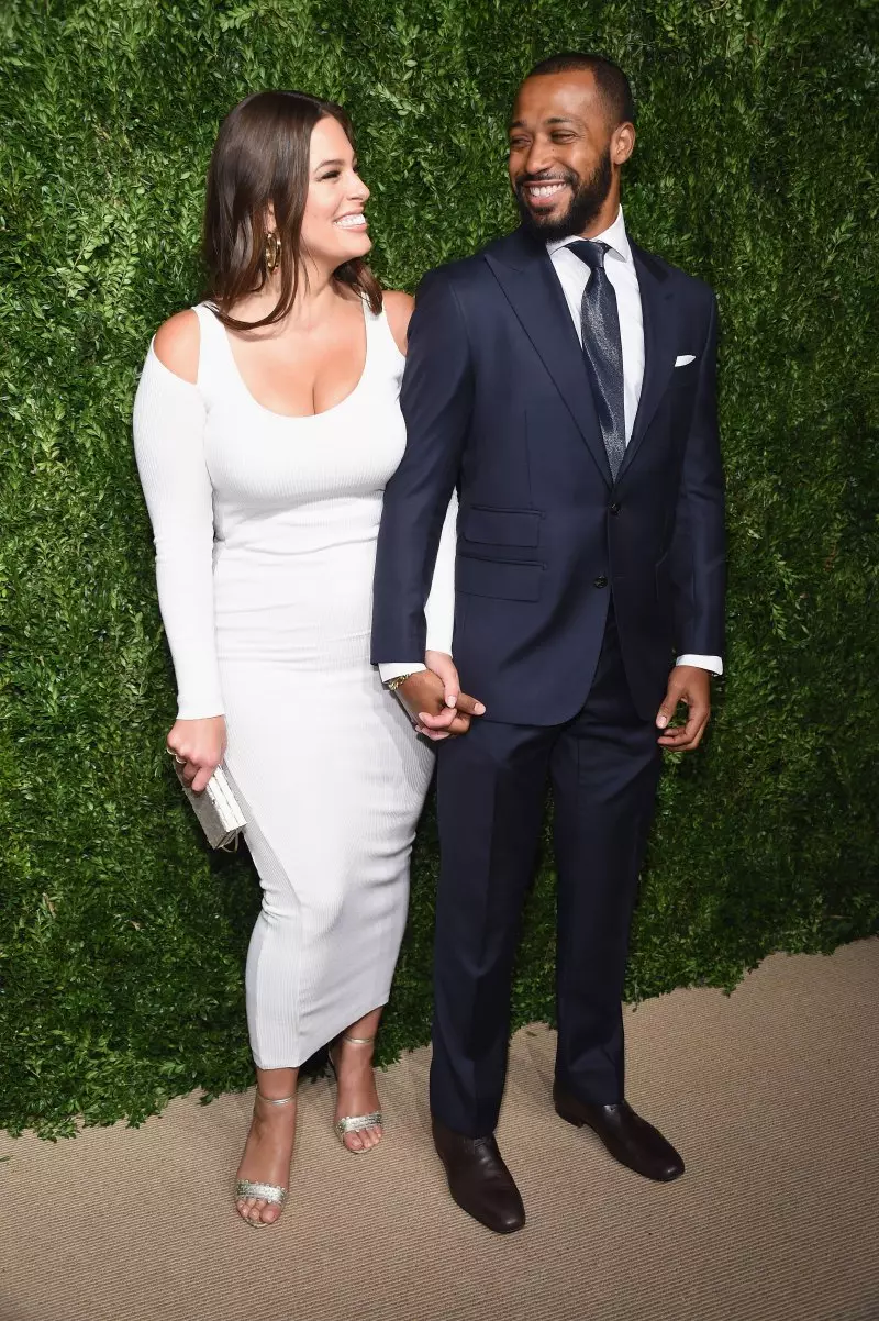 Ashley Graham tersenyum pada suaminya Justin Ervin