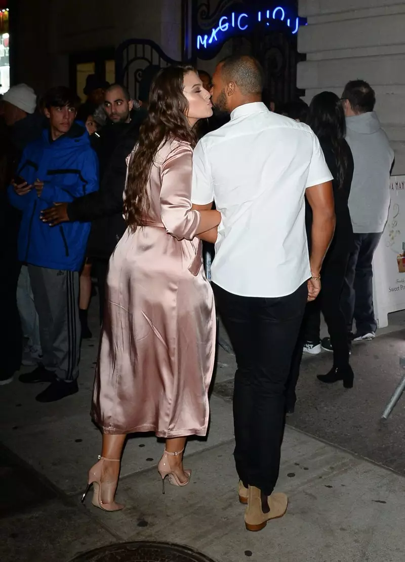 Ashley Graham mencium suaminya Justin Ervin