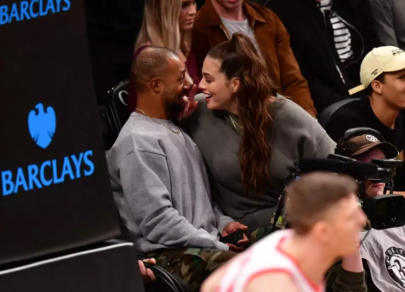 Ashley Graham mencium suaminya Justin Ervin