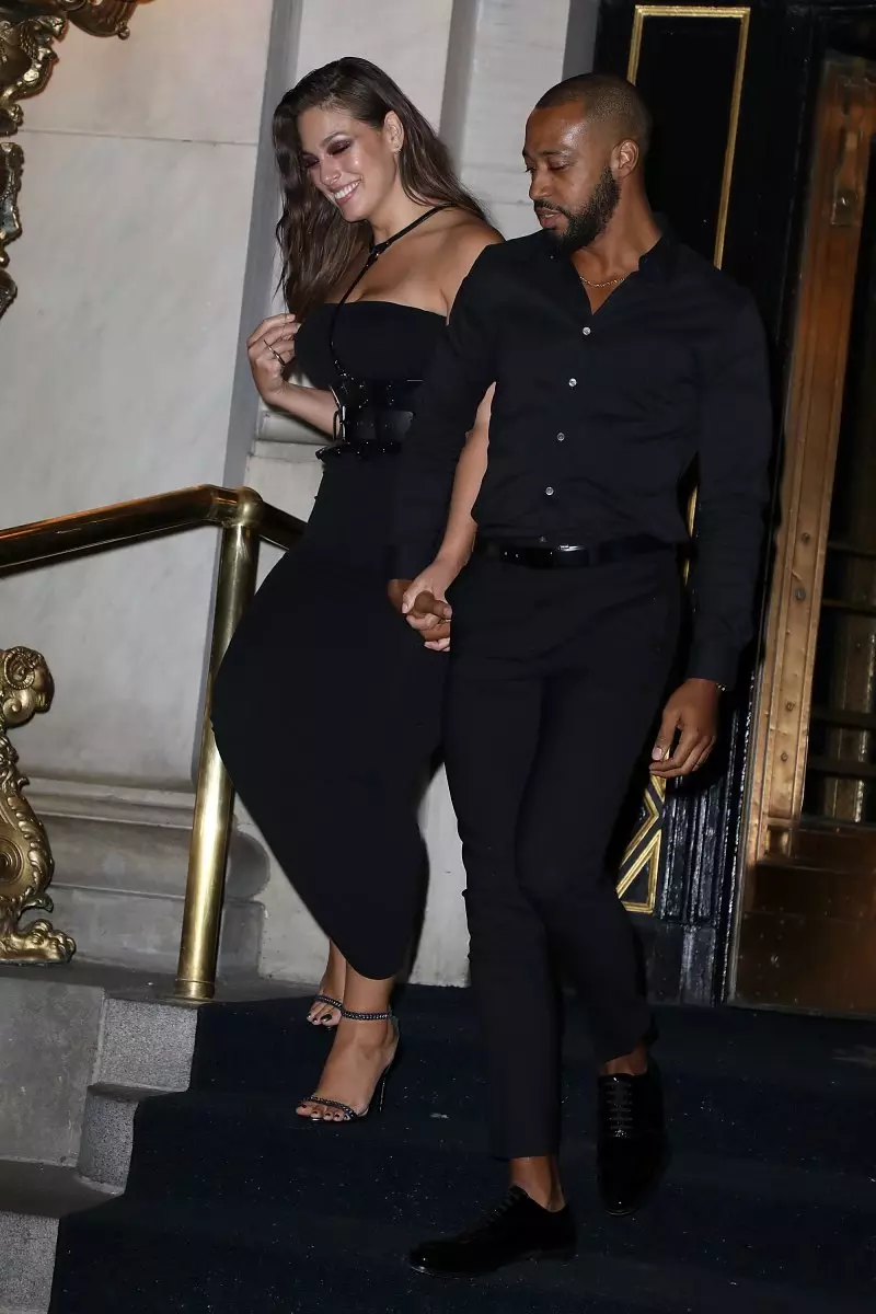 Ashley Graham bi derenceyan dadikeve û li mêrê xwe Justin Ervin digire