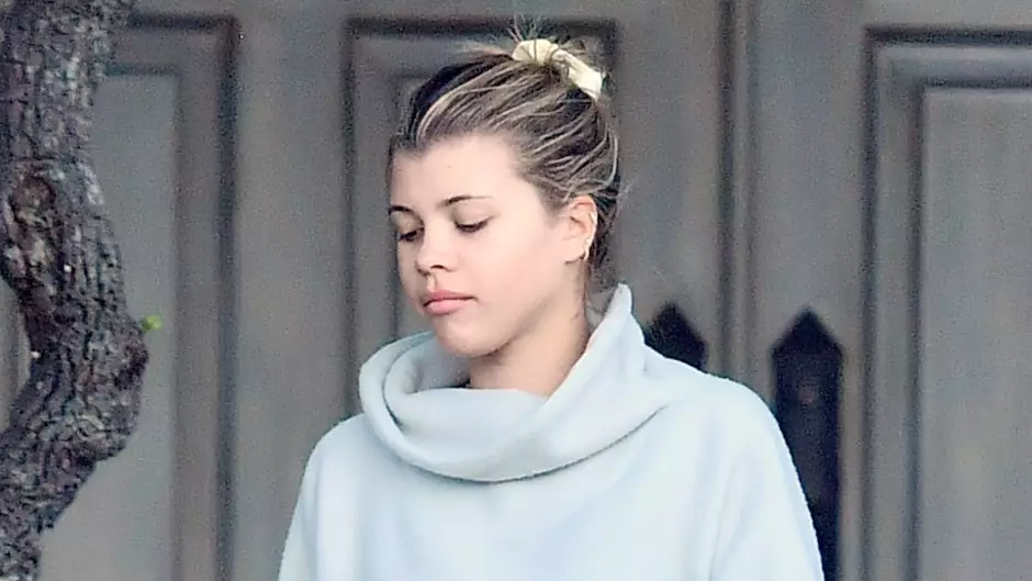 Sofia Richie na-eyi ọsụsọ isi awọ mgbe ọ na-apụ